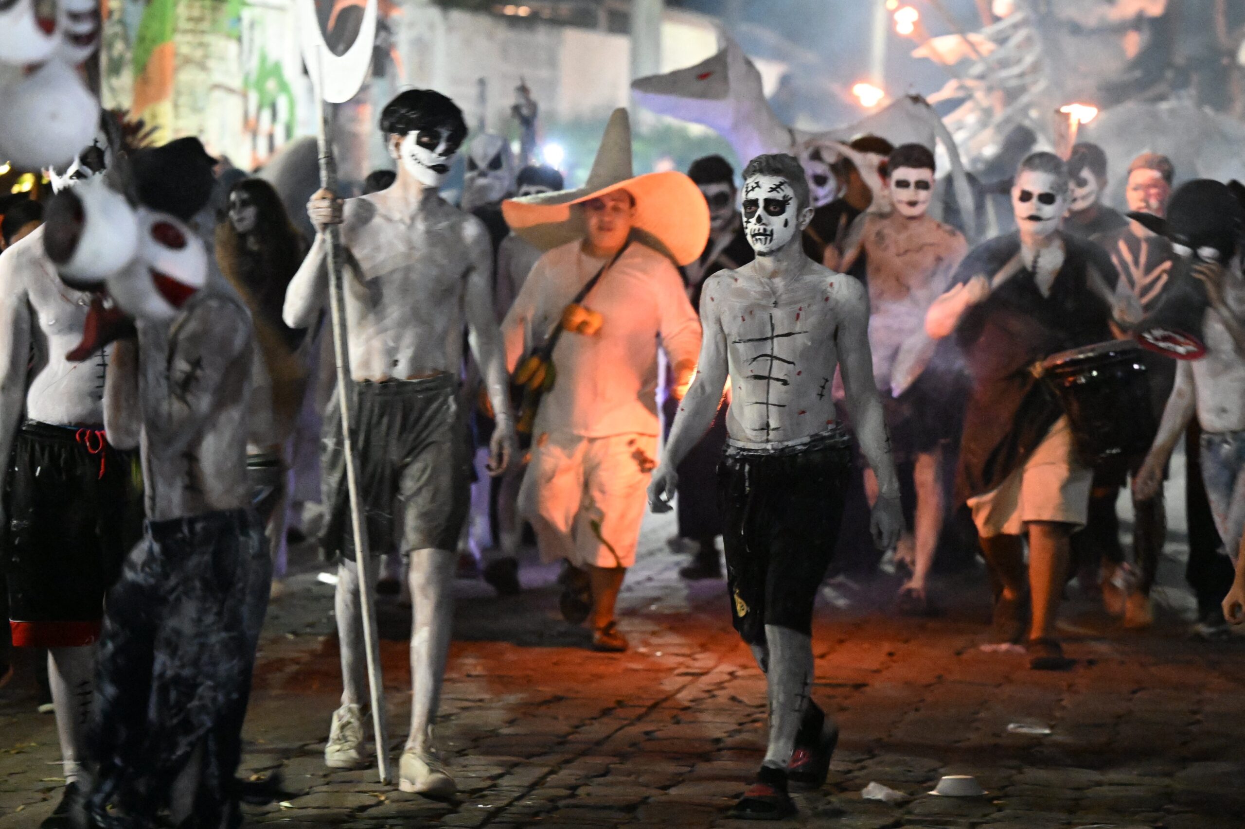 Salvadoreños rinden culto a la muerte en fiesta de la calabiuza en ...